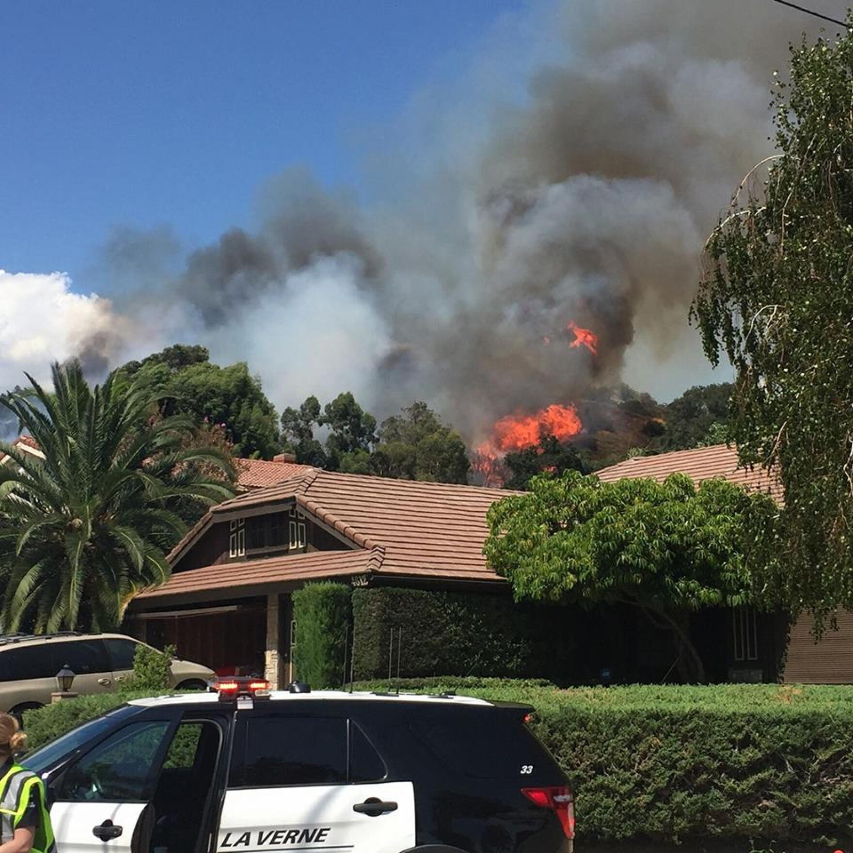 Brush fire threatens homes in La Verne | LAist