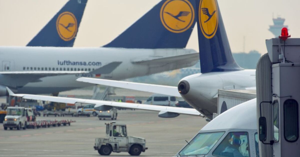 Flight delays due to Hurricane Sandy ripple across the globe | LAist