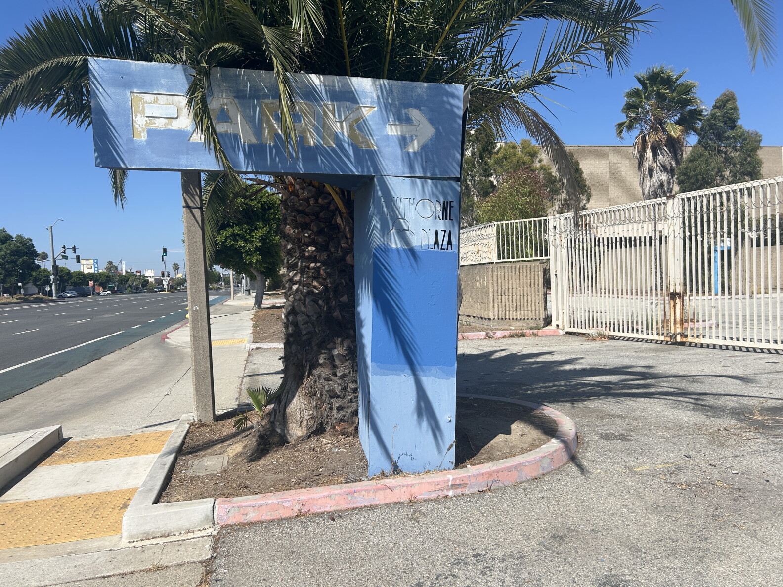 The Hawthorne Plaza mall was abandoned 25 years ago. Can the city force ...