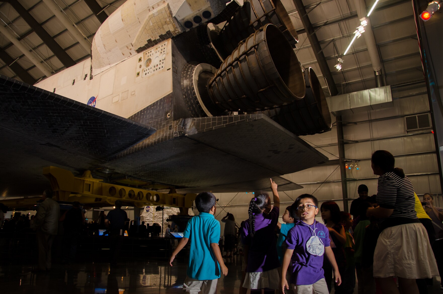 Endeavour starts its new life as a museum exhibit (PHOTOS) | LAist