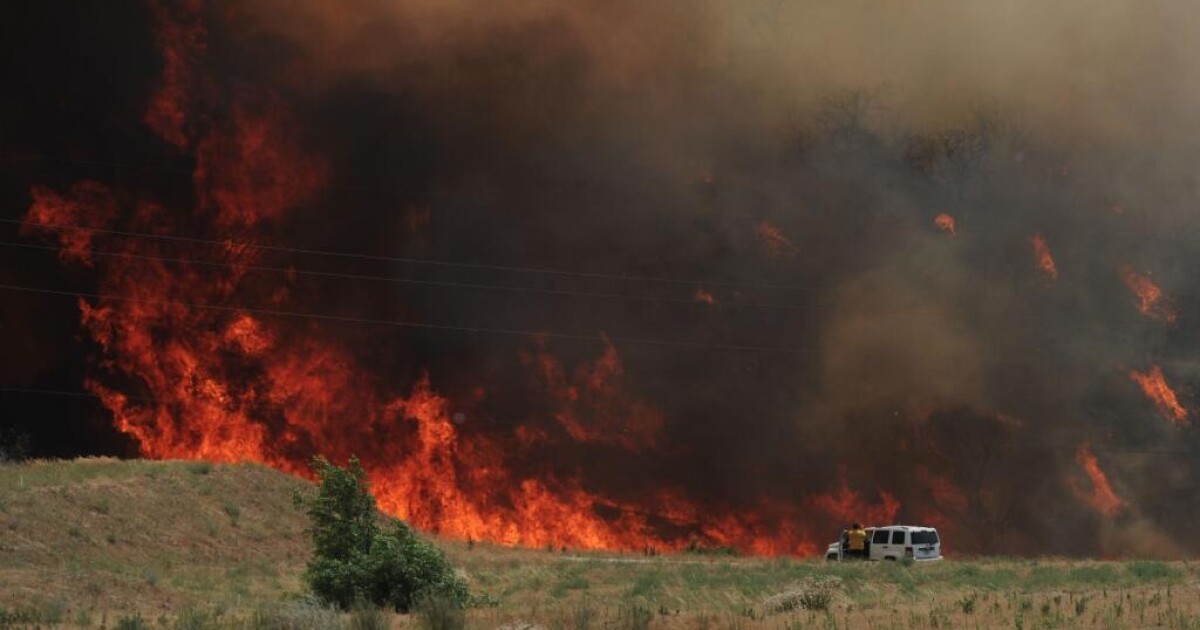 Update: Mills Fire burns 534 acres, 20 percent containment | LAist