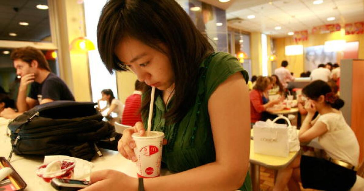 LA restaurant offers discount for dining without your phone (updated ...