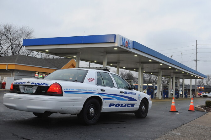Fatal police shooting of armed man in Missouri sparks protests | LAist